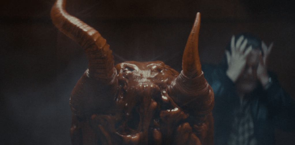 Guillermo del Toro’s Cabinet of Curiosities 1×07: “The Viewing” – Father Son Holy Gore